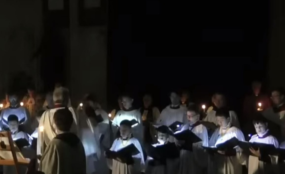 Choristers sing at Advent and prepare for Christmas - The Pilgrims' School